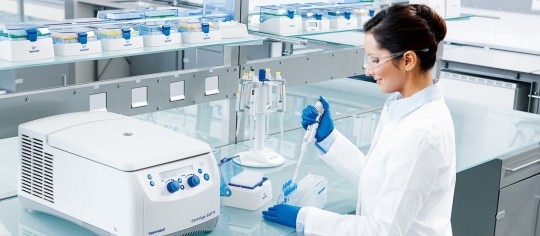 Proper Pipetting Posture Prevents Muscle Strain During Work - Eppendorf Belgium
