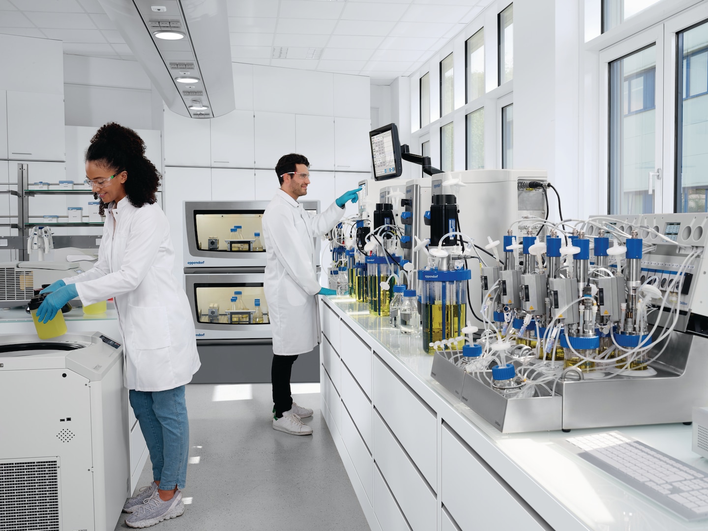 Innova® S44i - Stackable Incubator Shaker