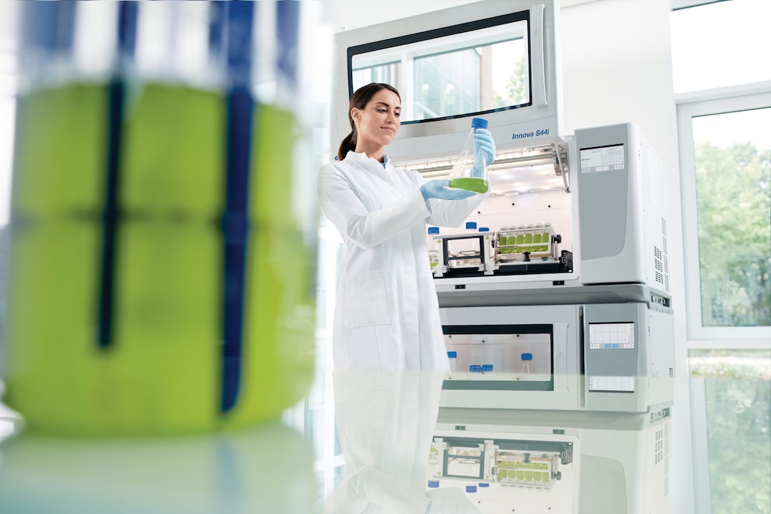 Innova® S44i - Stackable Incubator Shaker