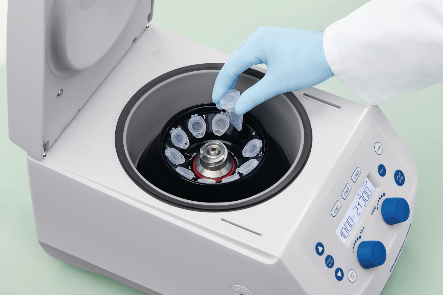 Centrifuge 5425/5425 R | The 24-place Lab Standard
