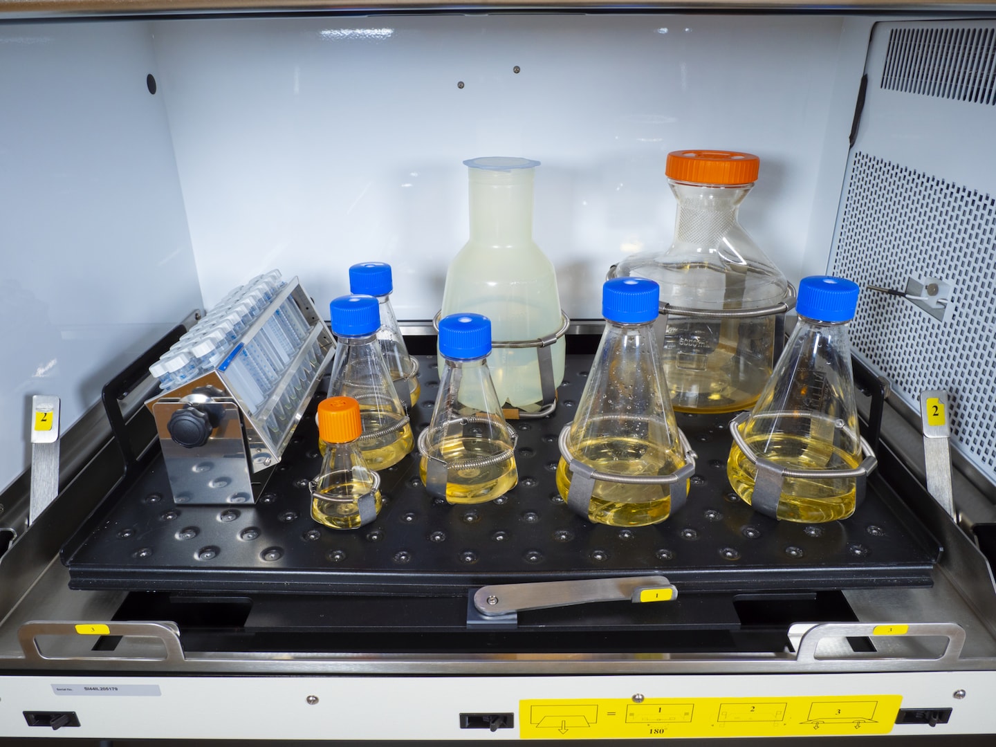 New Brunswick Innova® 44/44R - 可叠放生物摇床